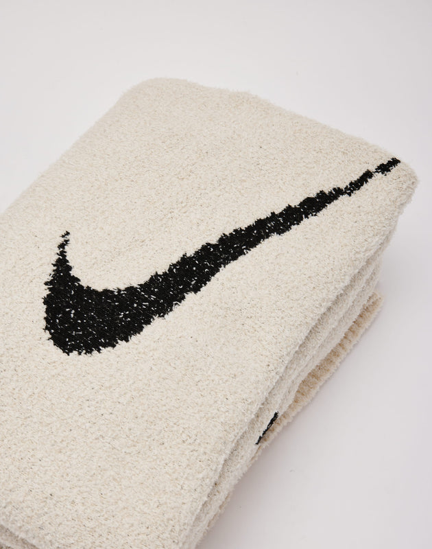 Nike Phoenix Cozy Bouclé Blanket – DTLR