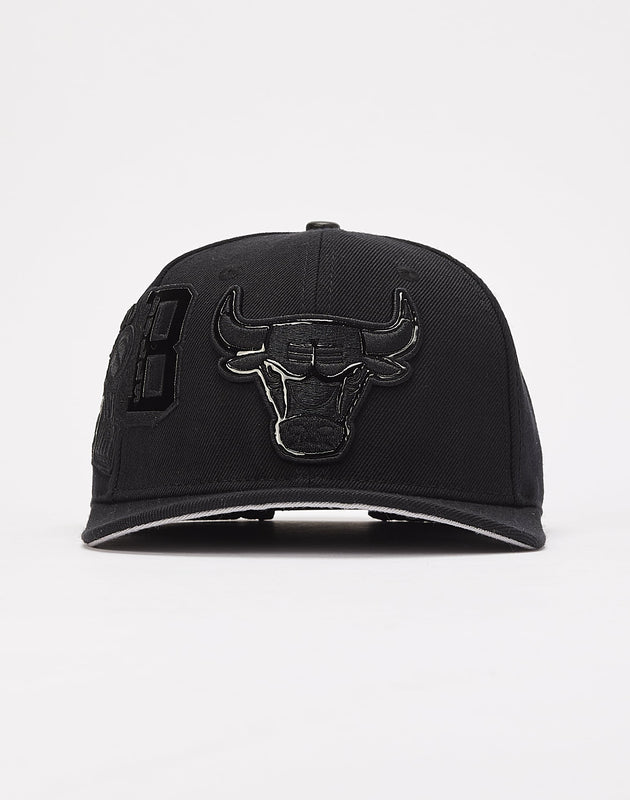 Pro Standard Chicago Bulls Mash Up Snapback Hat – DTLR