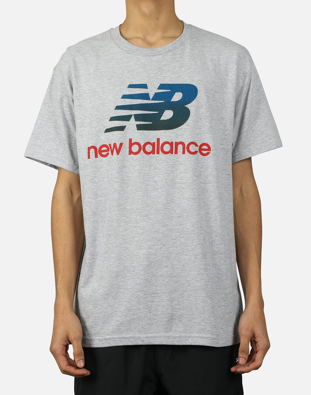 New Balance NB ATHLETICS SPLIT STACK LOGO TEE – DTLR